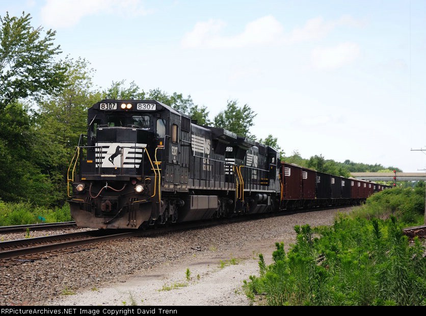 Southbound NS 62M arrives at Carson Rd